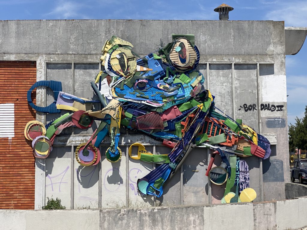 Mural Installationen von Bordalo II in Portugal - Reisenixe.de - Das ...